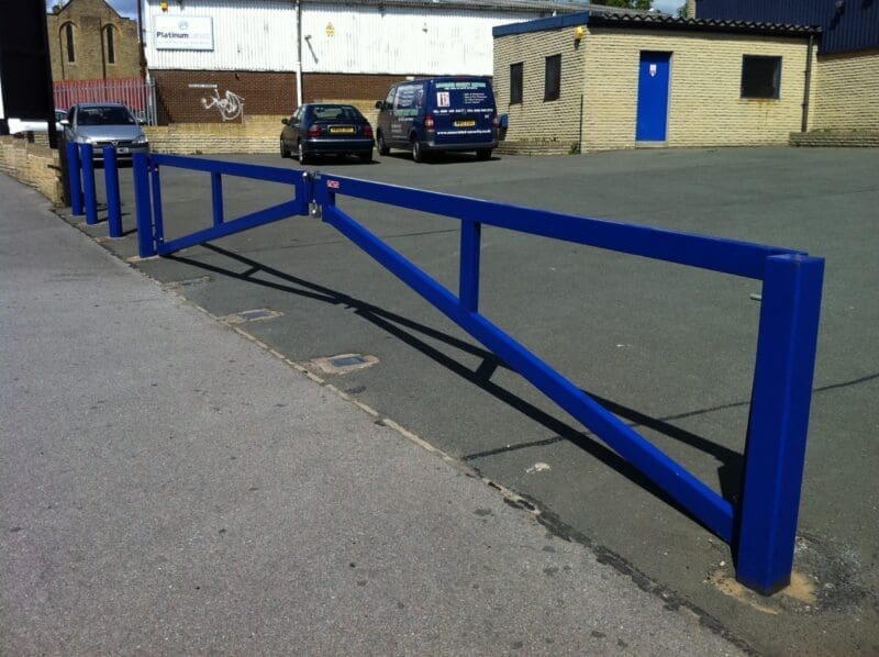 Double leaf Heavy duty manual swing gate - Bollard Street