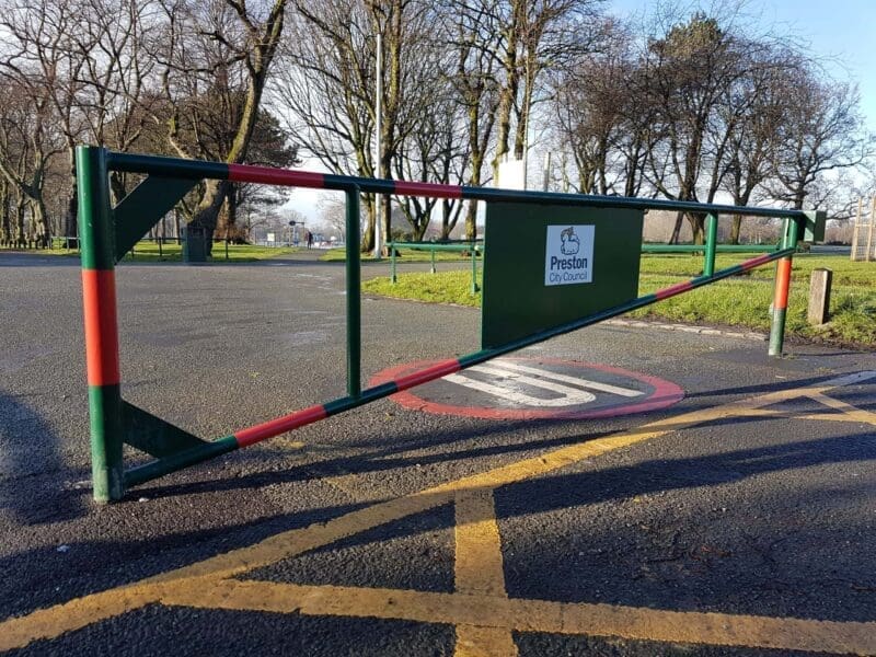 Hinge less manual swing gate - Bollard Street